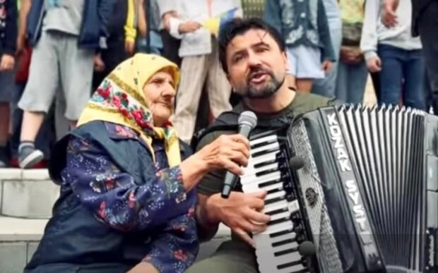 91-річна бабуся розчулила людей на концерті Kozak System: "Не могла дочекатися тієї хвилиночки ...