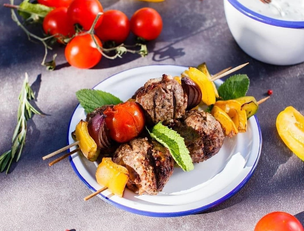 Коли шашлики вже набридли - фаршировані сиром мітболи-гриль вразять ...