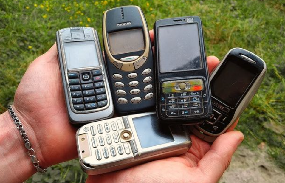 Лише дві хвилини: як зберегти старий мобільний телефон, який залишився ...